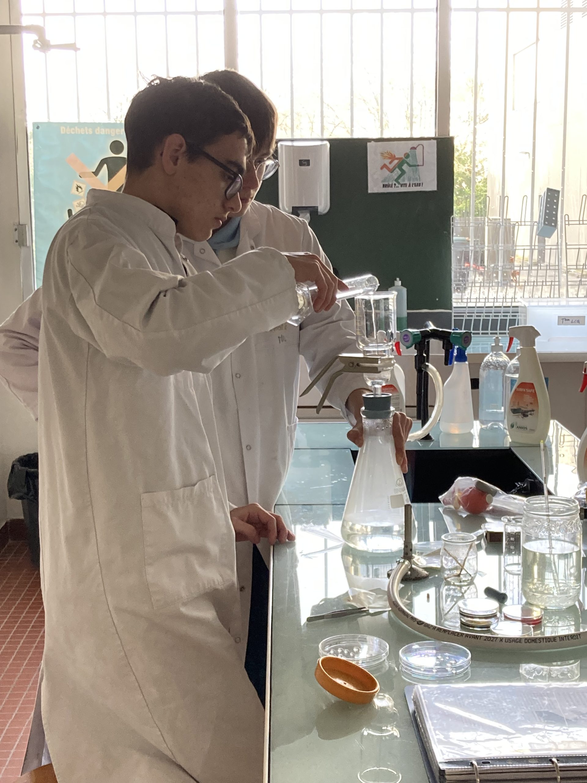 Analyse d'une eau contaminée par les Terminales Laboratoire - Kerustum